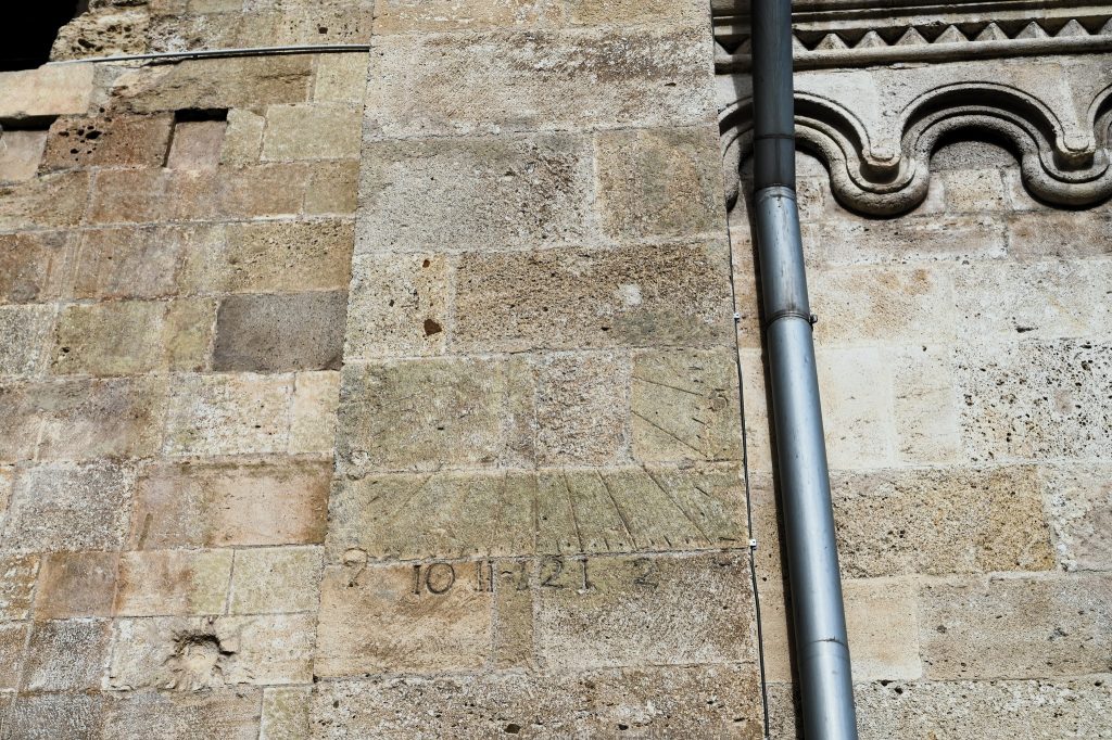 În Cetatea Alba Carolina se găsesc opt ceasuri și cadrane solare